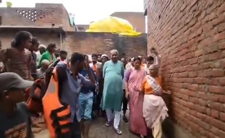 ‘మీరంతా స్వర్గానికే’.. వరద బాధితులతో మంత్రి వివాదాస్పద వ్యాఖ్యలు | minister sanjay kumar nishad ...